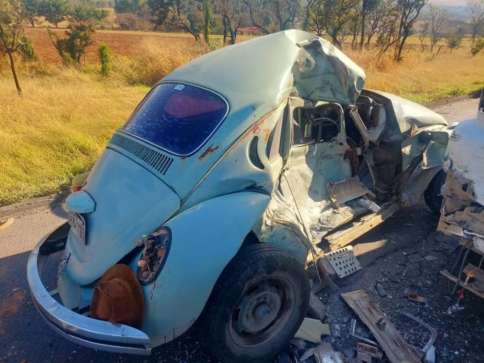 Fusca fica destruído após colisão frontal com caminhão na BR-354 em Formiga
