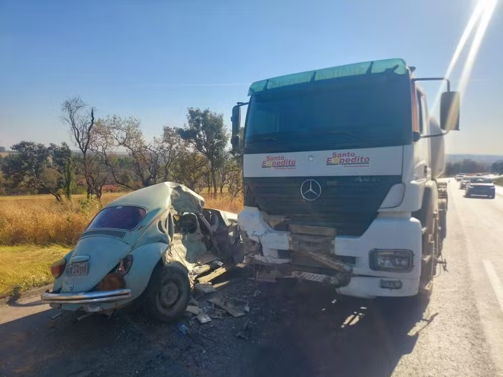 Fusca fica destruído após colisão frontal com caminhão na BR-354 em Formiga